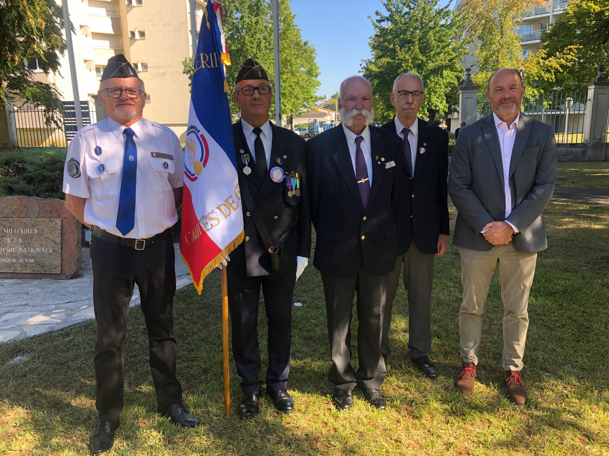 RD 33 : Remise du drapeau au GGD 33 - A.N.A.A.G.A.